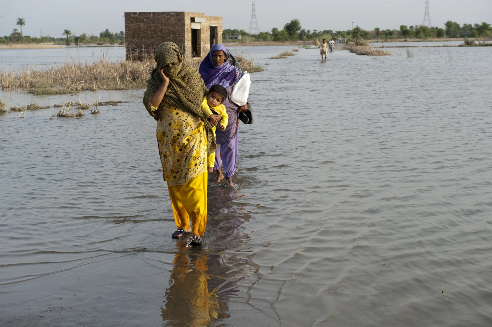 자본주의가 낳는 불평등과 국경 통제로 고통받는 기후 난민 | 노동자 연대